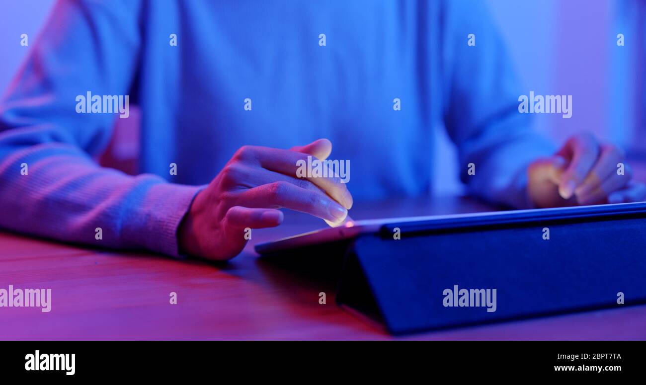 Woman use of tablet computer at home Stock Photo - Alamy