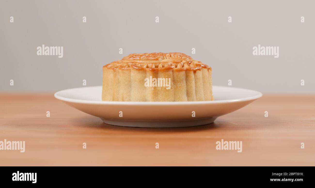 Cutting moon cake for mid autumn festival Stock Photo - Alamy