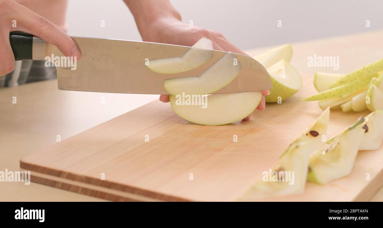 Cutting apple into pieces Stock Photo - Alamy