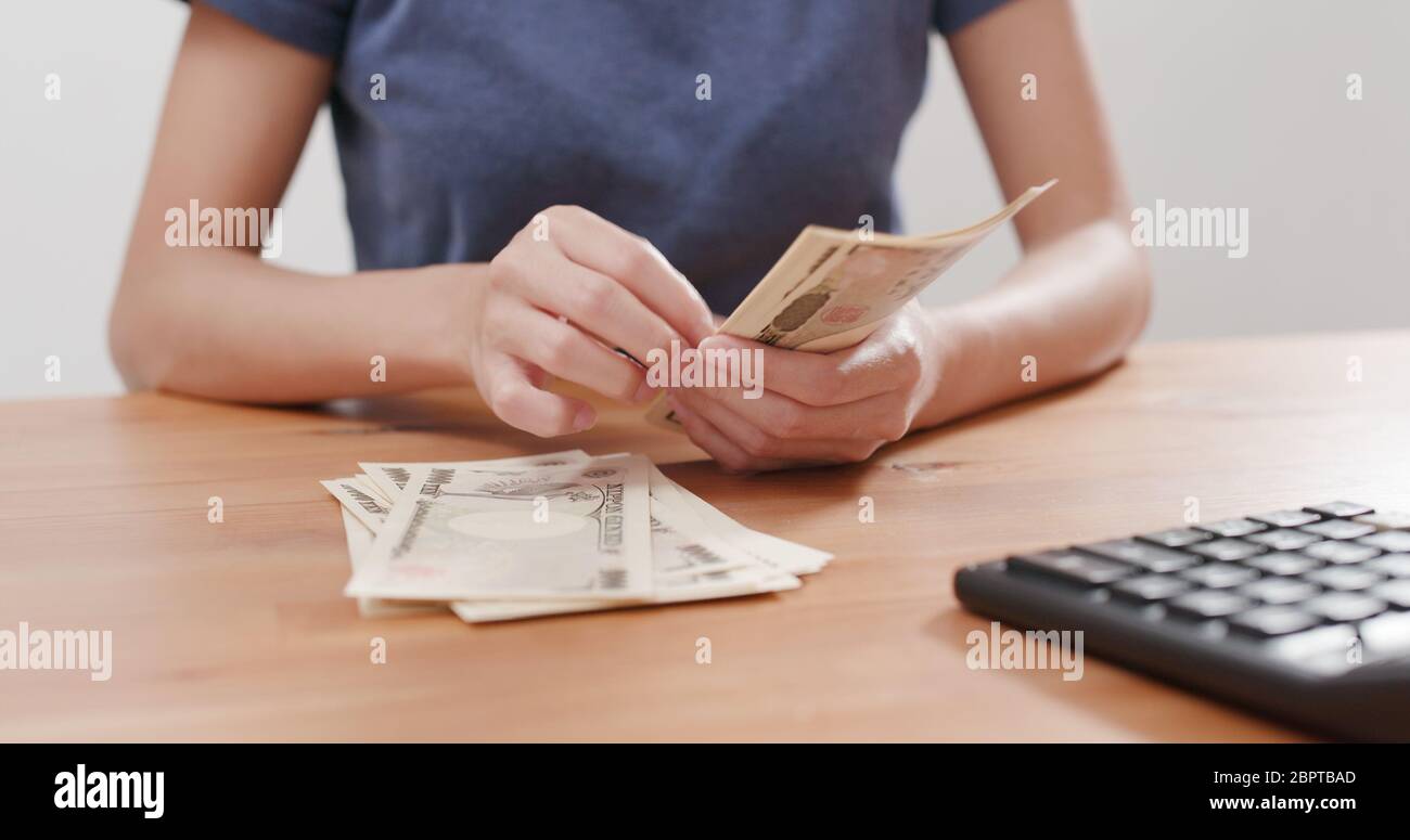 Counting japanese banknotes Stock Photo - Alamy