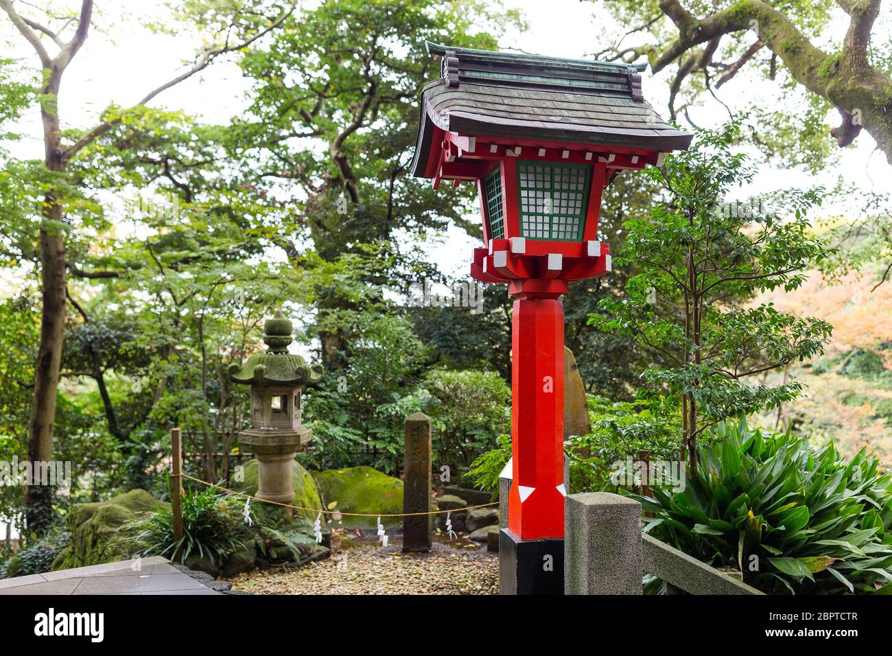 Red lamp in japanese hi-res stock photography and images - Alamy