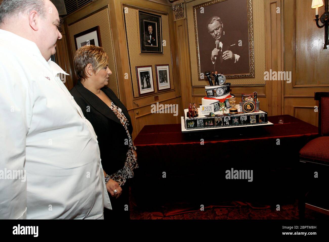 Who works front counter at the cake boss hi-res stock photography and ...