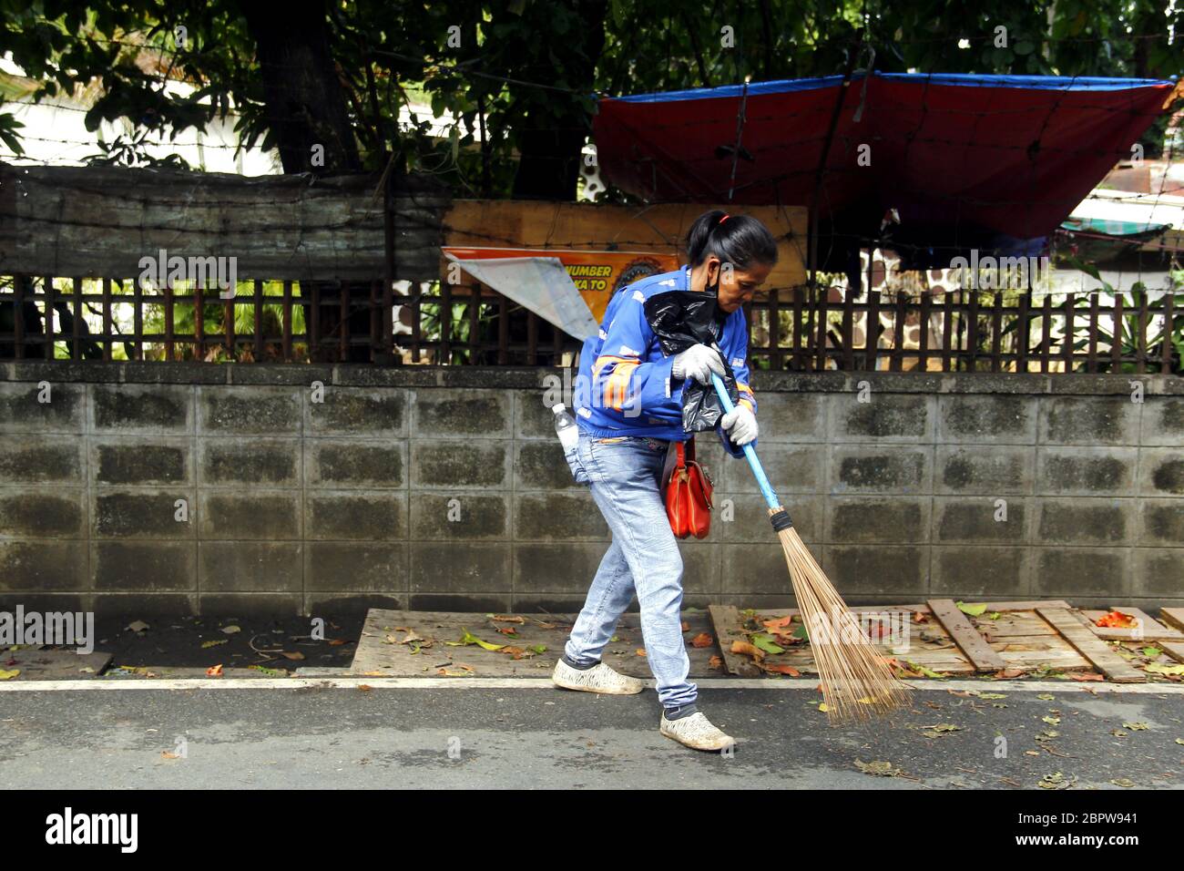 Female road sweeper hi-res stock photography and images - Alamy