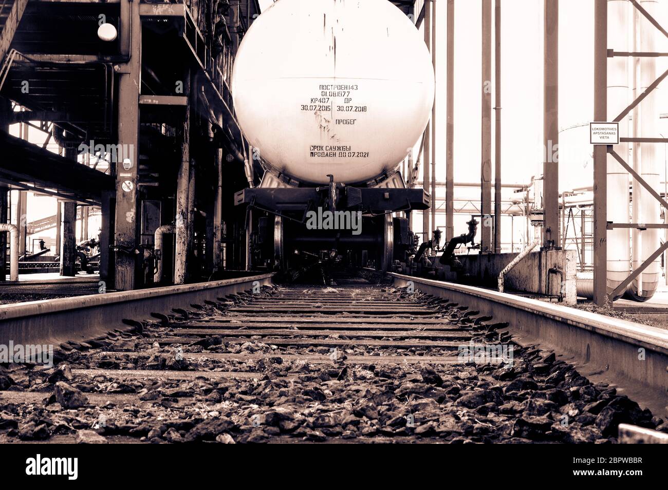 Oil train wagons on oil refinery hi-res stock photography and images ...