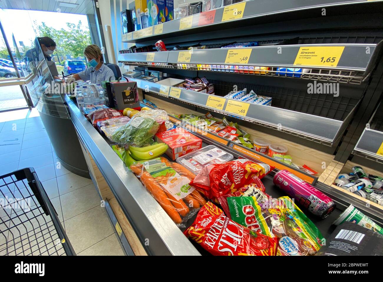 Shopping at aldi sued hi-res stock photography and images - Alamy