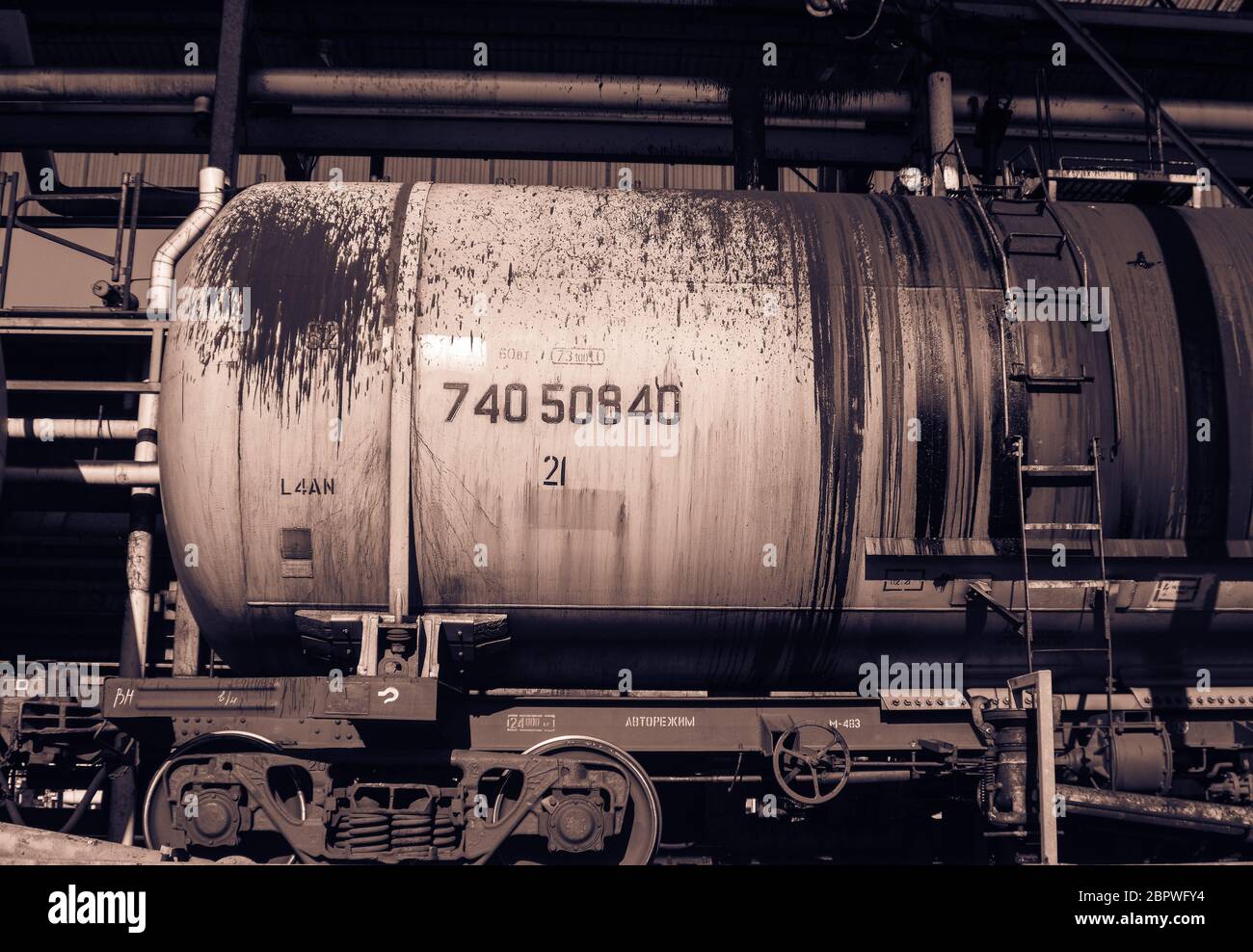 Oil train wagons on oil refinery hi-res stock photography and images ...