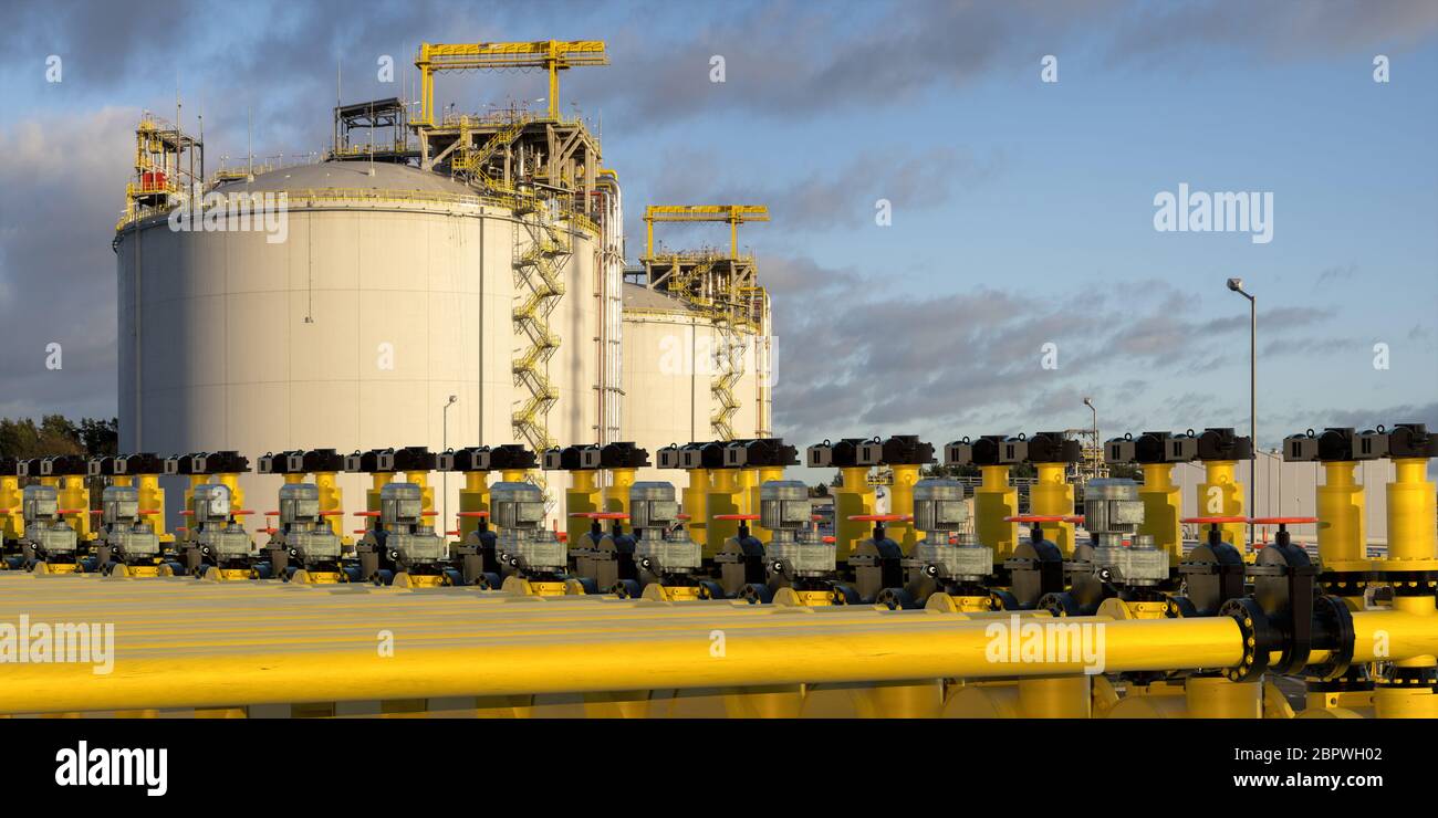Liquefied natural gas terminal station hi-res stock photography and ...