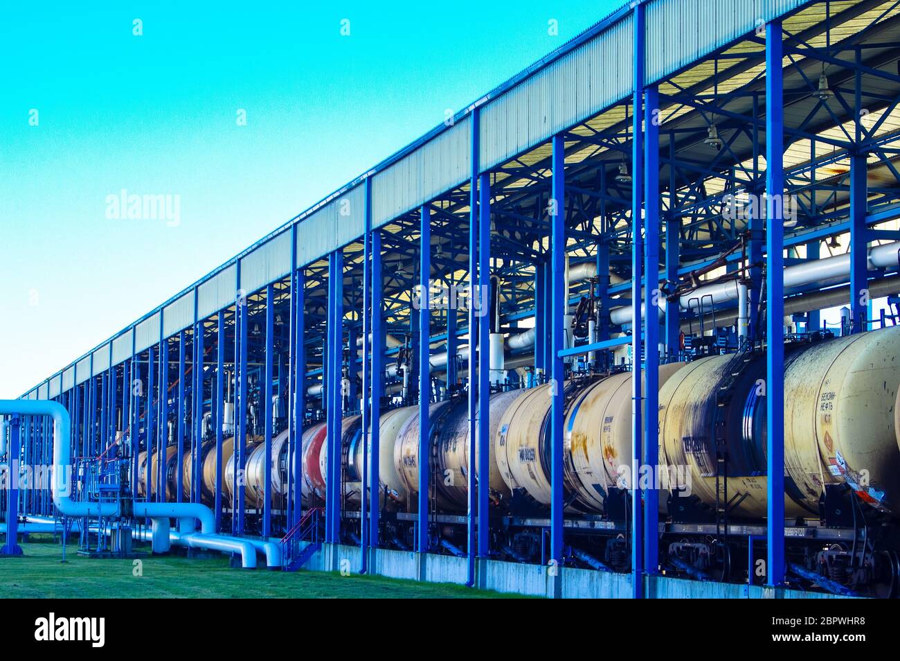 Oil train wagons on oil refinery Stock Photo - Alamy