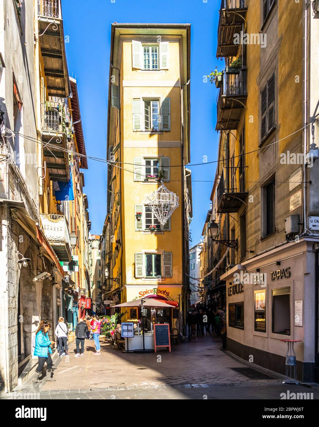 Typical buildings and narrow alleyways of Nice old town. Nice, France ...