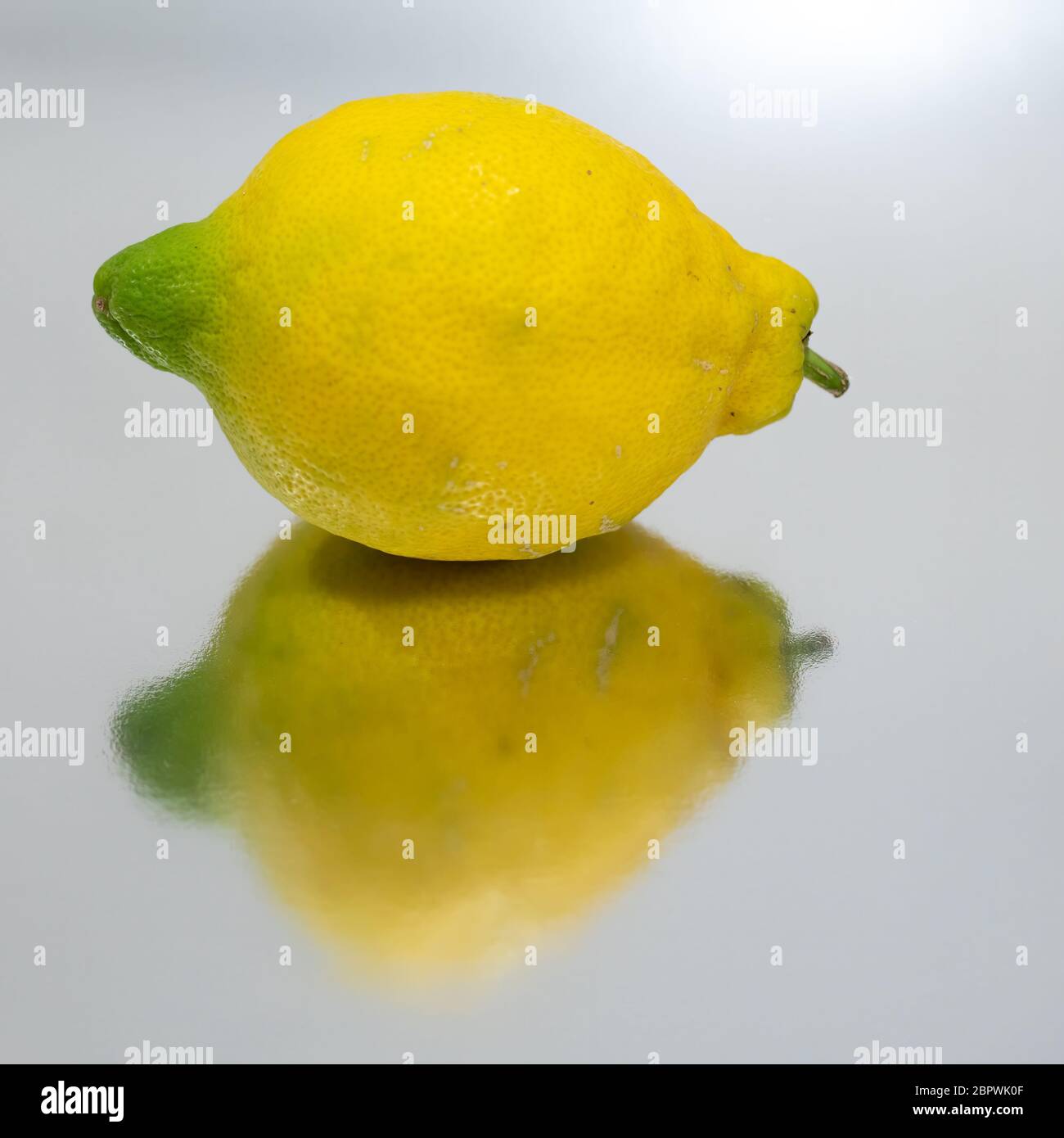 Bright yellow lemon isolated and reflected Stock Photo - Alamy