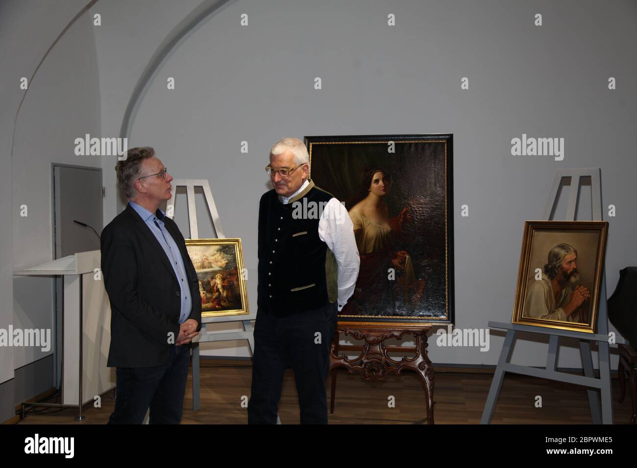 Jasper v. Richthofen und Andreas Lesser vor dem Werk "Judith mit dem ...