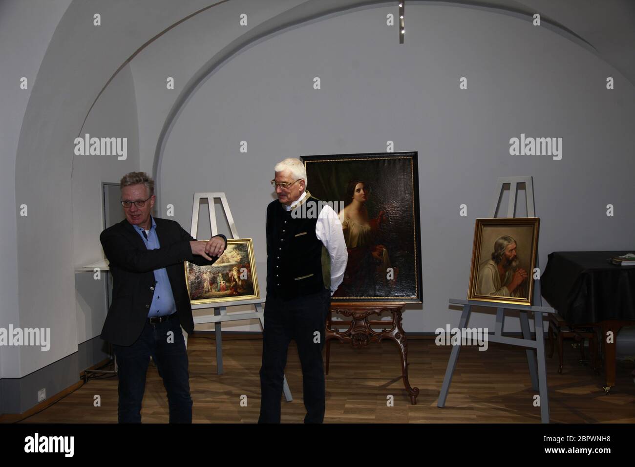 Jasper v. Richthofen und Andreas Lesser vor dem Werk "Judith mit dem ...