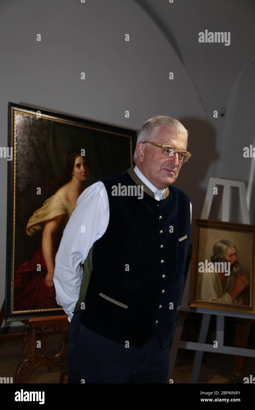 Jasper v. Richthofen und Andreas Lesser vor dem Werk "Judith mit dem ...