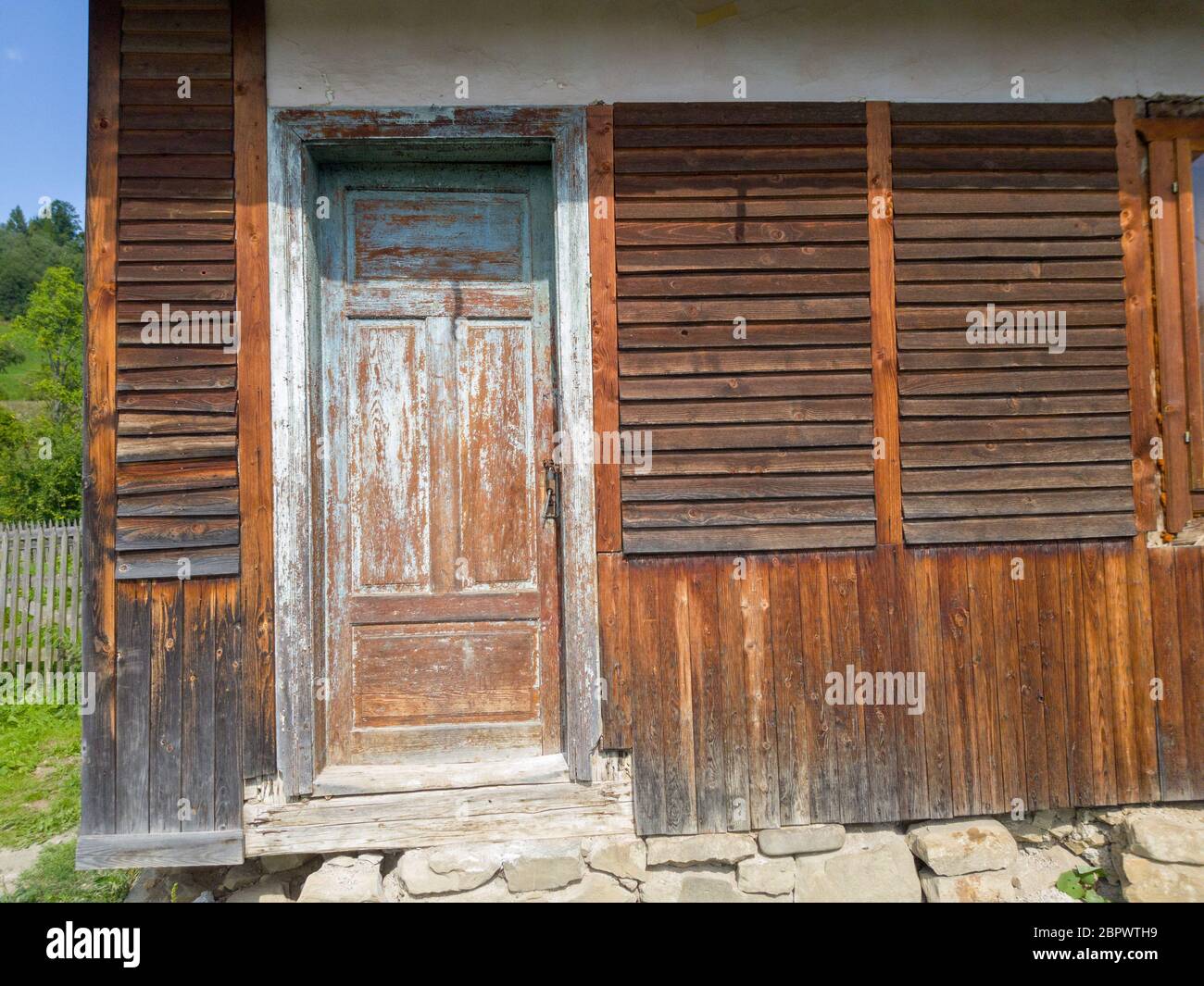 Old abandoned wooden house hi-res stock photography and images - Alamy