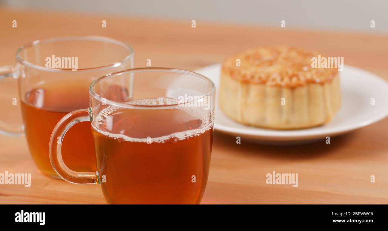Traditional Chinese tea and moon cake for mid autumn festival Stock ...