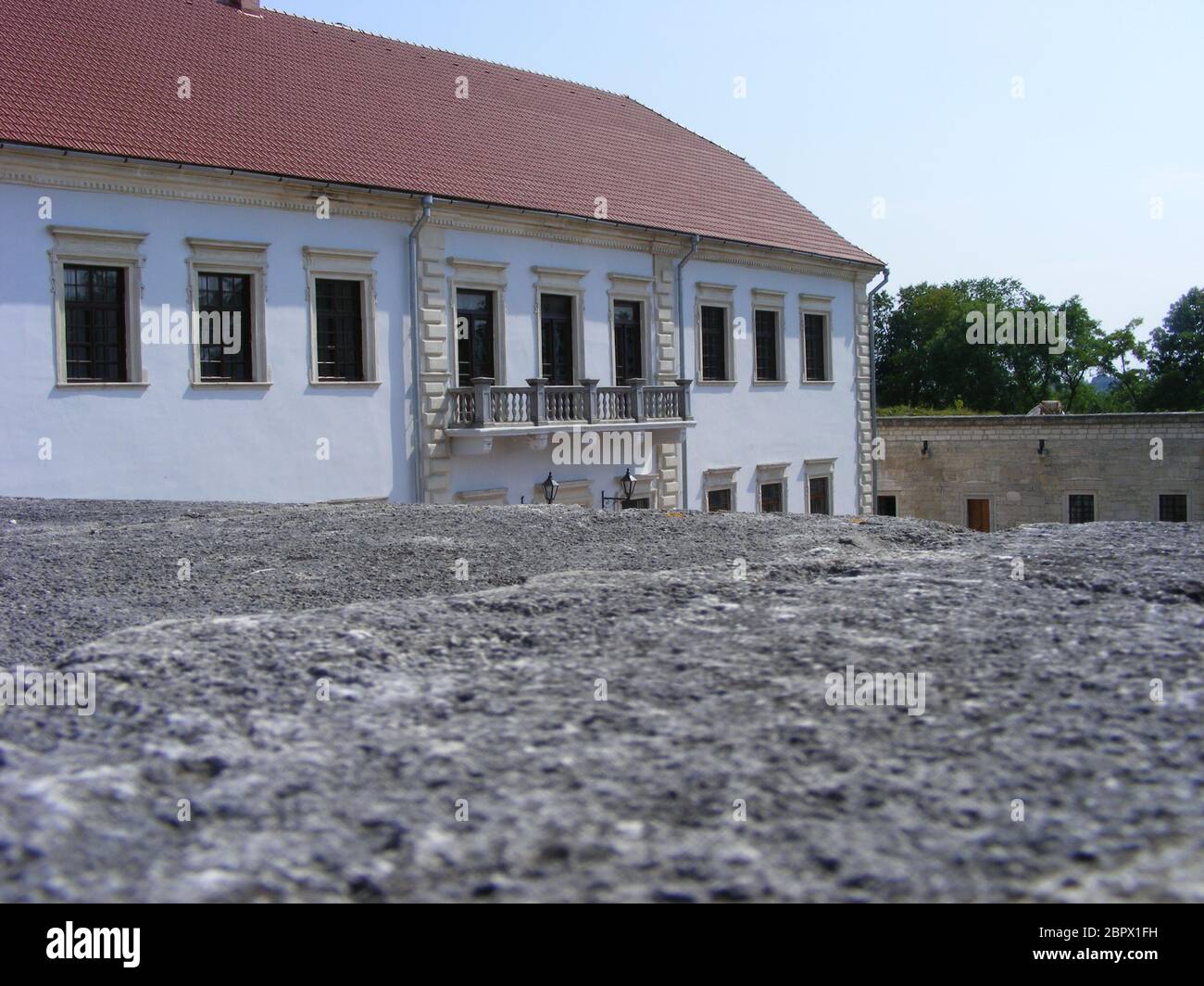 Red roof architecture hi-res stock photography and images - Alamy
