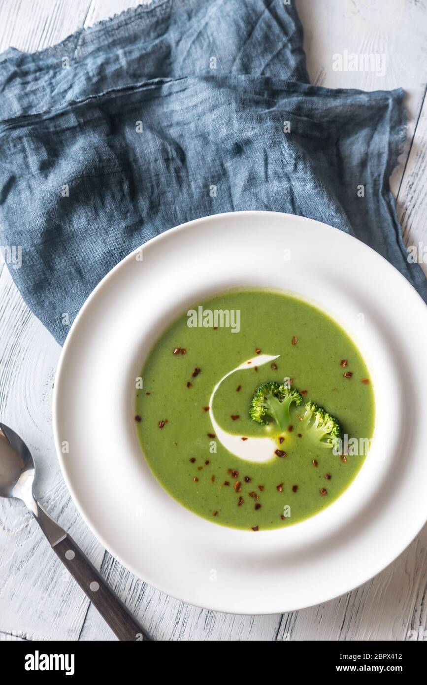 Portion of broccoli soup Stock Photo - Alamy