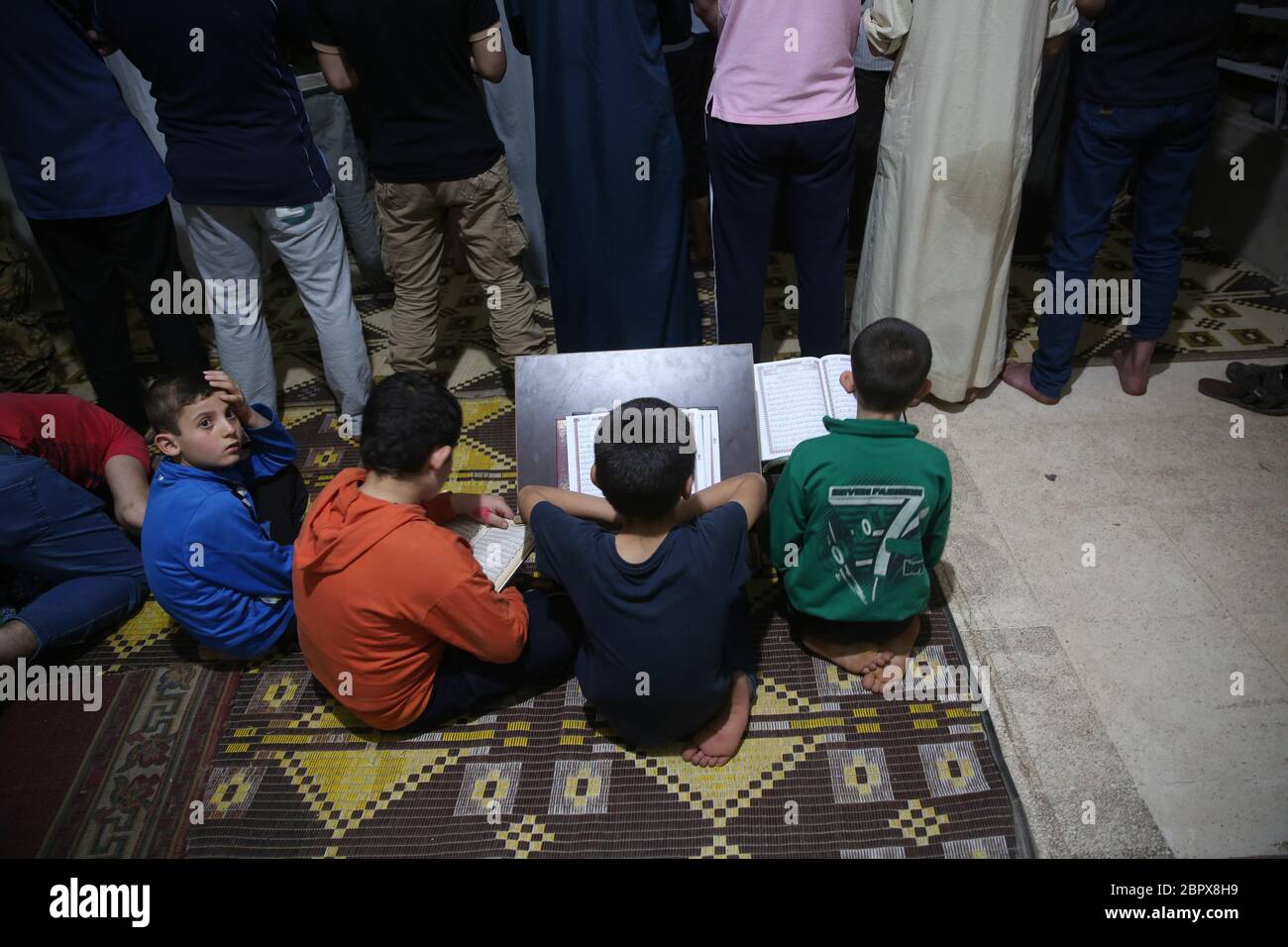 Idlib, Syria. 20th May, 2020. Syrian children gather to read the Quran ...