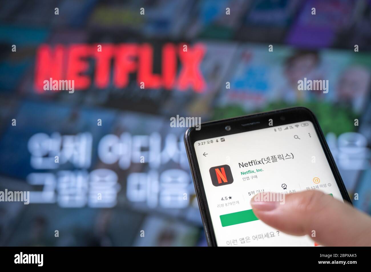 Netflix logo screen hi-res stock photography and images - Alamy
