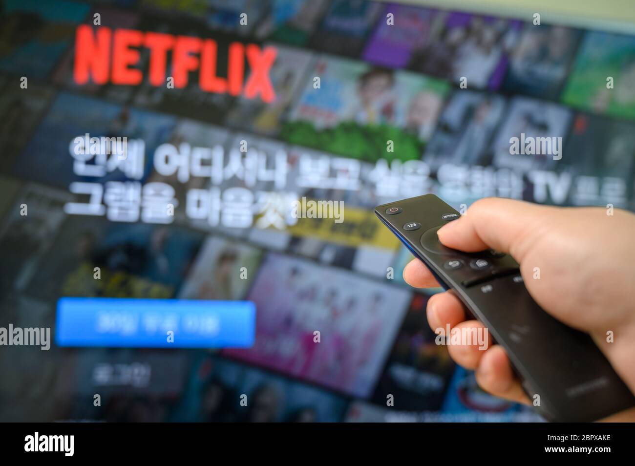 Netflix logo screen hi-res stock photography and images - Alamy
