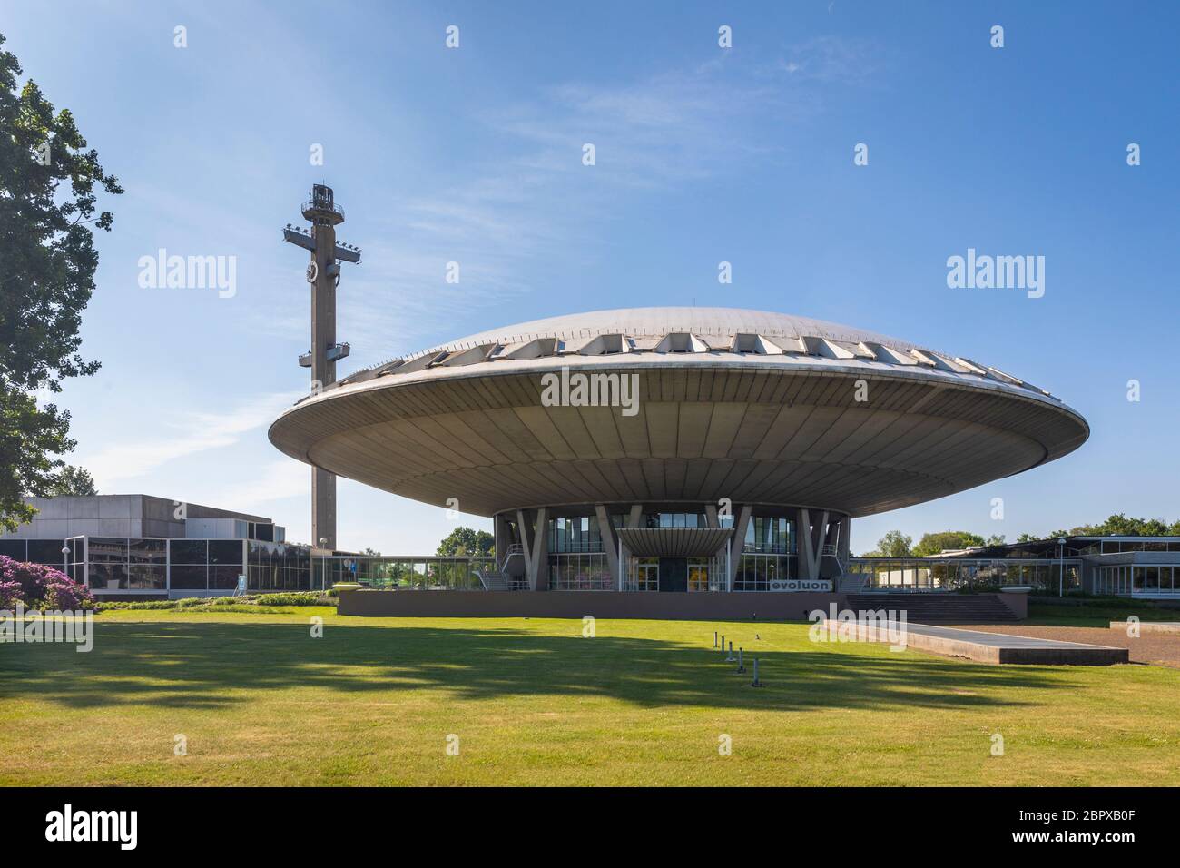 Ufo shaped building hi-res stock photography and images - Alamy