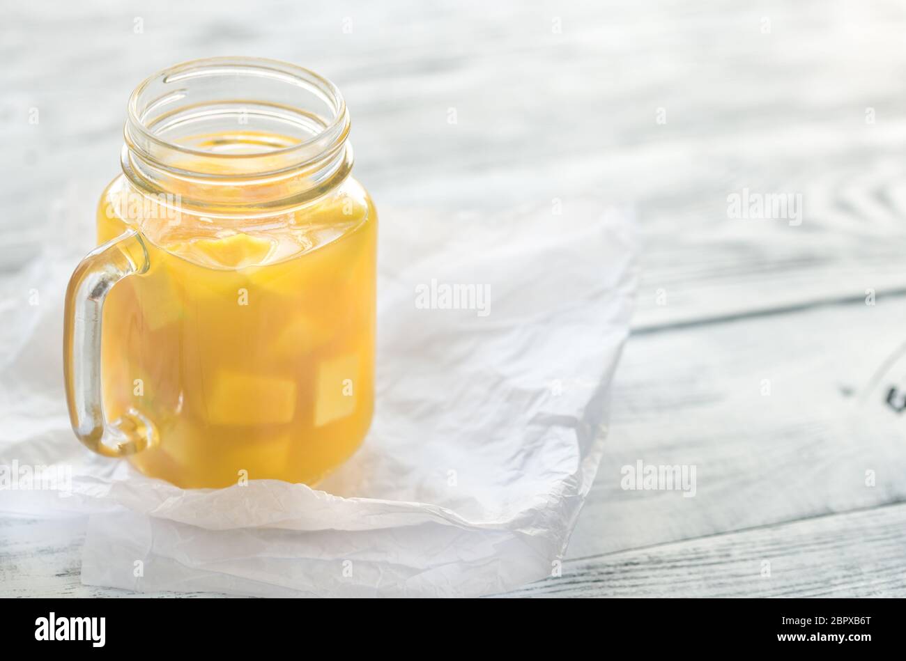 Mango juice in mason jar Stock Photo - Alamy