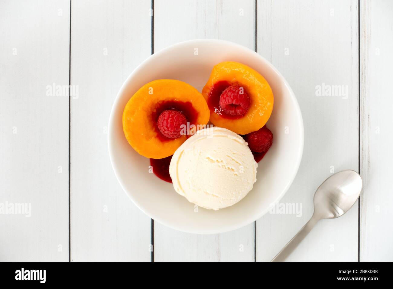 Raspberry coulis sundae hi-res stock photography and images - Alamy