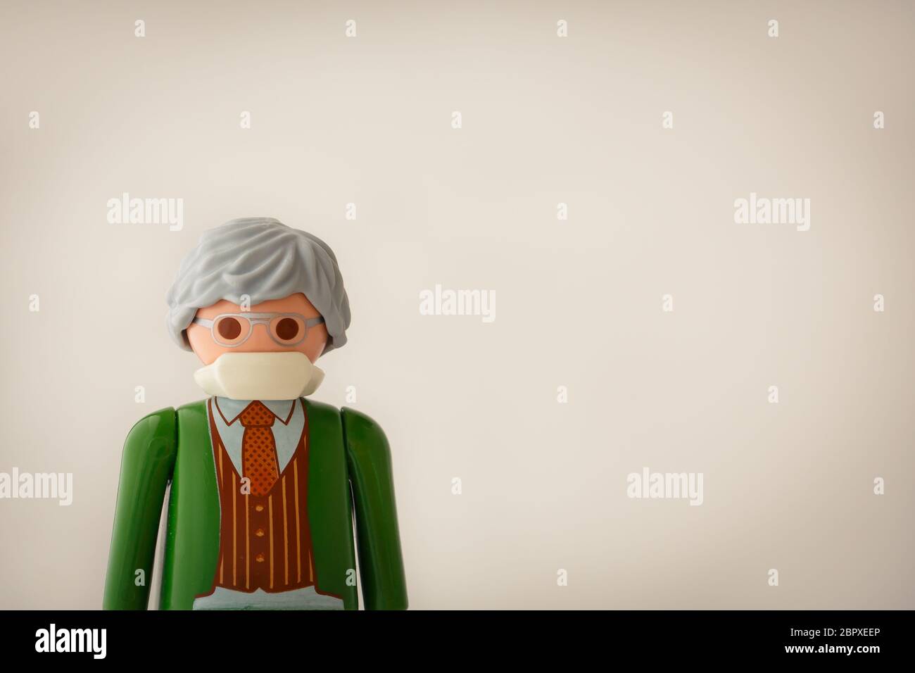Human figure wearing face mask hi-res stock photography and images - Alamy