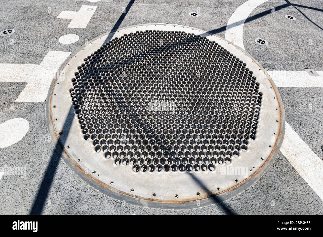 Mesh anchoring system on flight deck to receive medium helicopters in ...