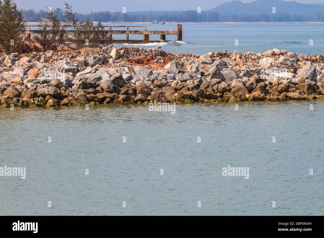 Breakwater mole ocean seawall hi-res stock photography and images - Alamy