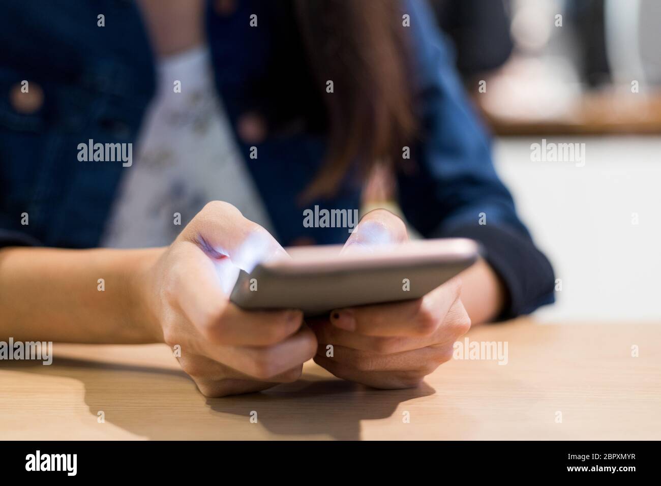 Using smart phone in the coffee shop Stock Photo - Alamy