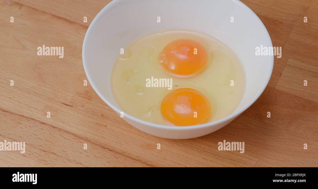 Black woman breaking egg in kitchen hi-res stock photography and images - Alamy