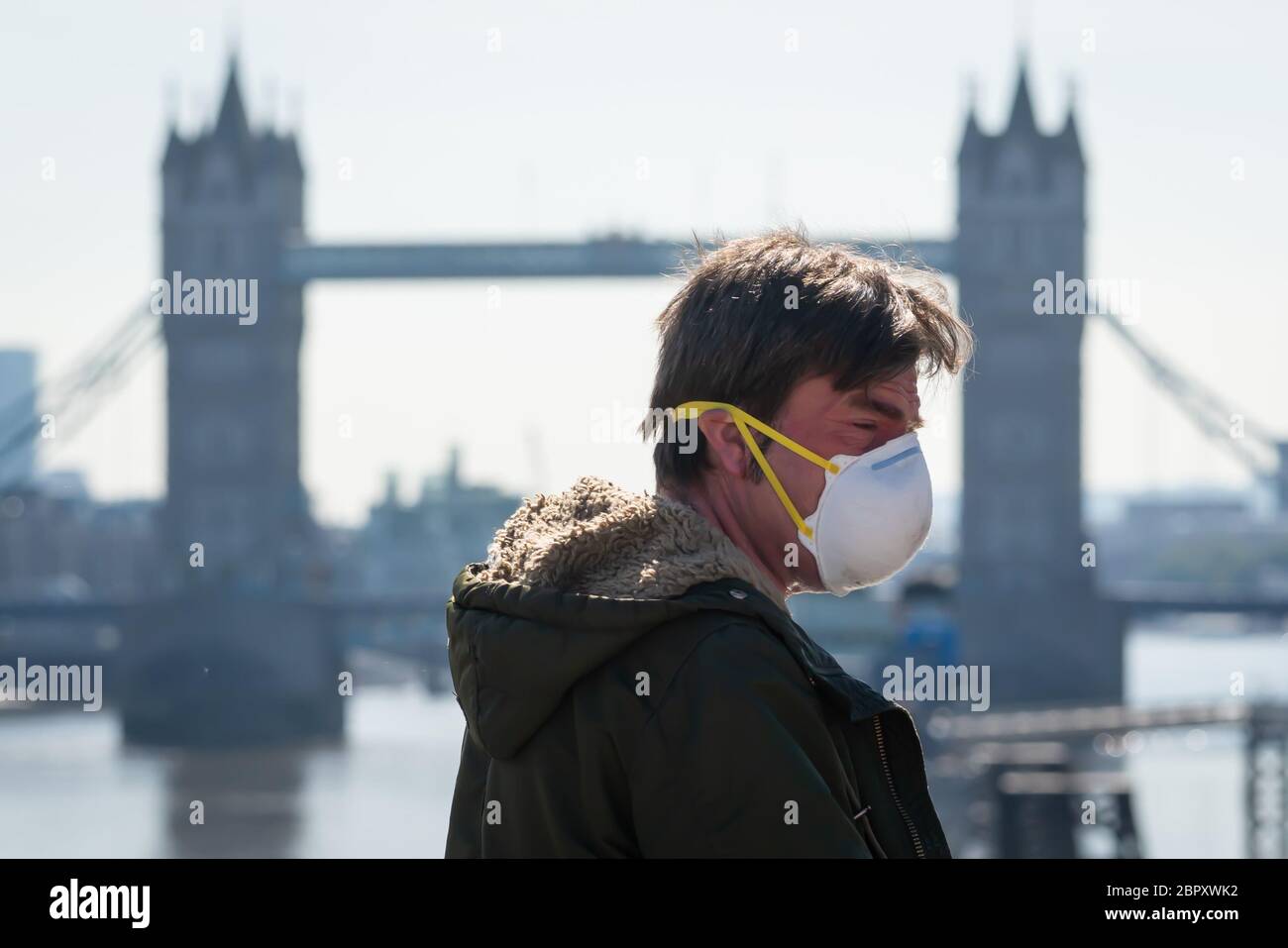 Protective face mask crosses london bridge hi-res stock photography and ...