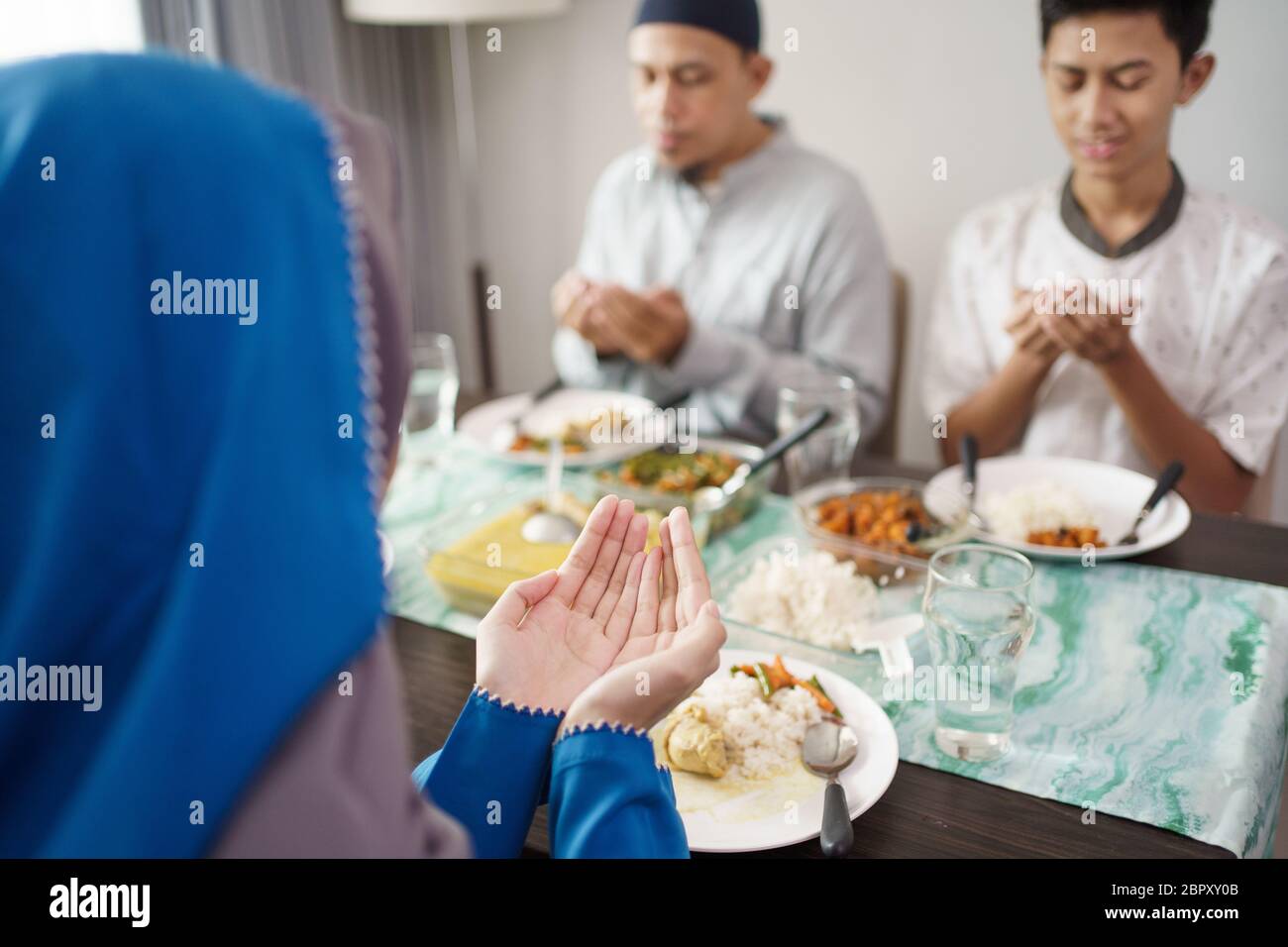 Happy muslim family fun table hi-res stock photography and images - Alamy