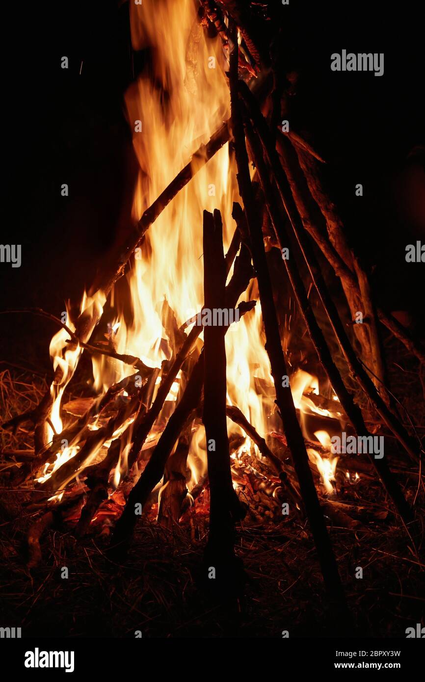 Camp fire burning in the night Stock Photo - Alamy