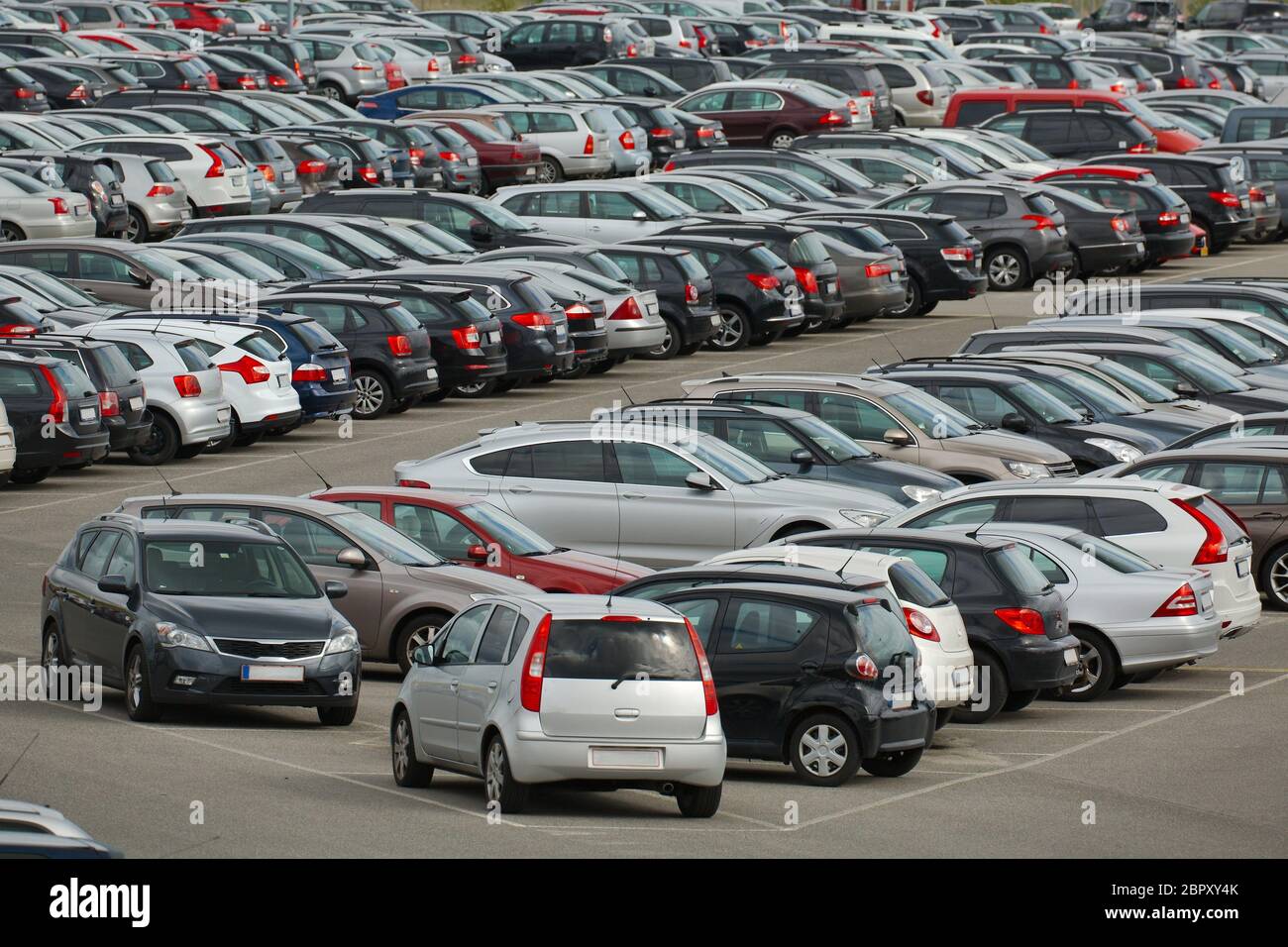 Cars in a crowded parking lot Stock Photo - Alamy