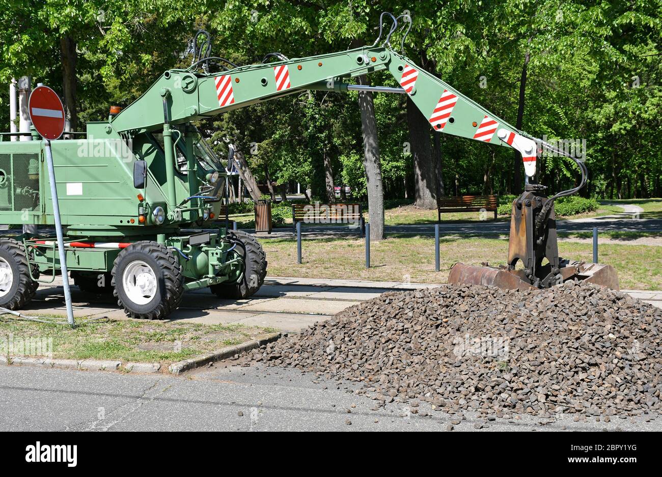 Grabber excavator stands at the railway construction Stock Photo - Alamy