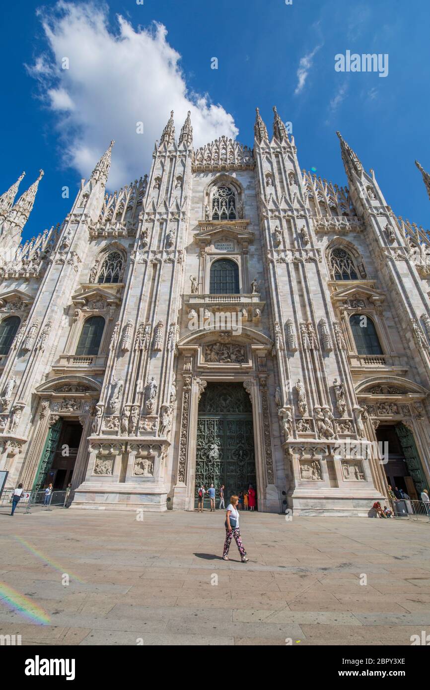 Duomo di milano blue sky hi-res stock photography and images - Alamy