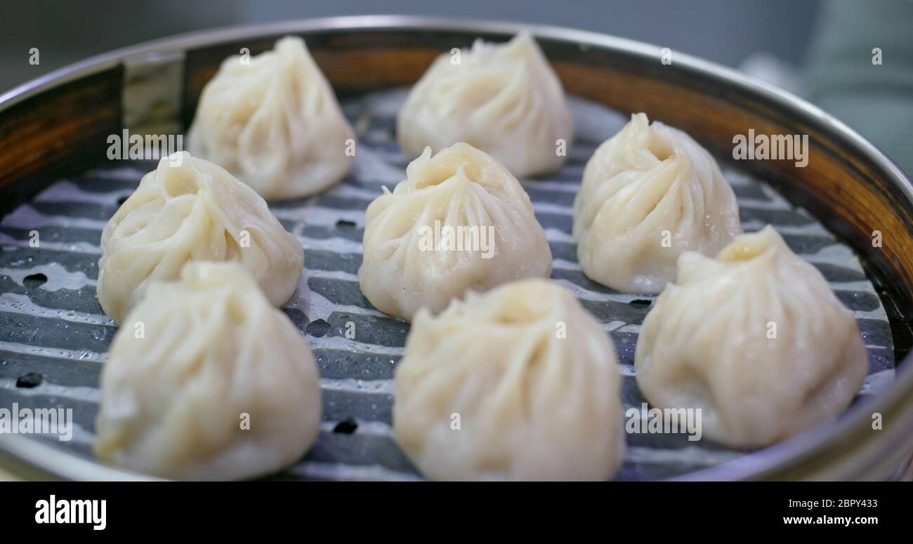 Steamed chinese dumpling Stock Photo - Alamy