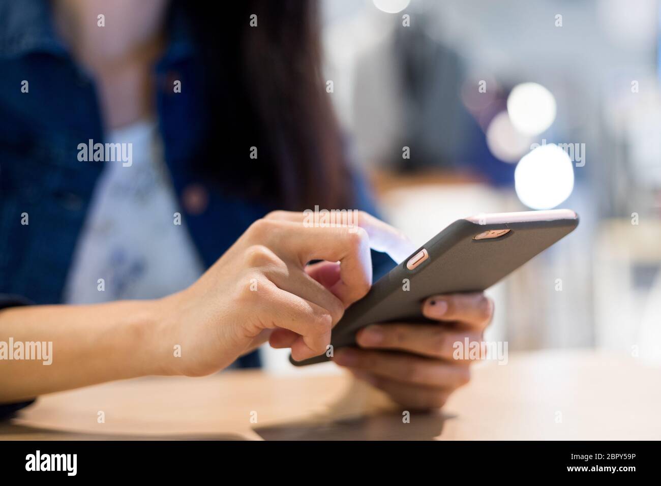 Using smart phone in the coffee shop Stock Photo - Alamy