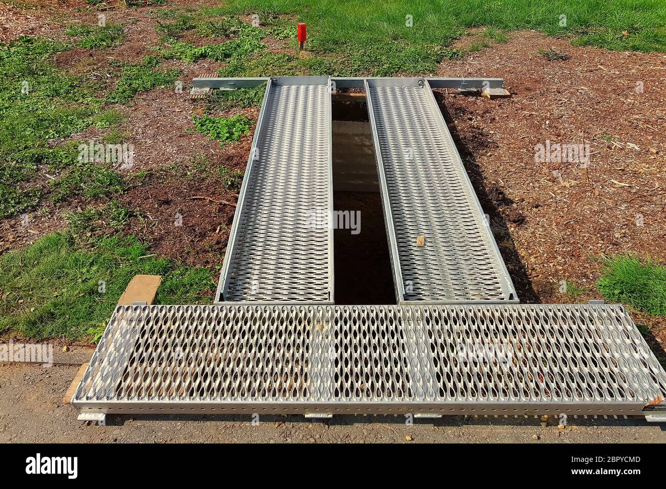 Open grave hi-res stock photography and images - Alamy