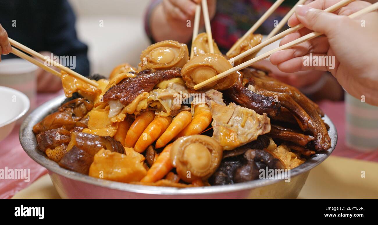 Family eating chinese new year hi-res stock photography and images - Alamy