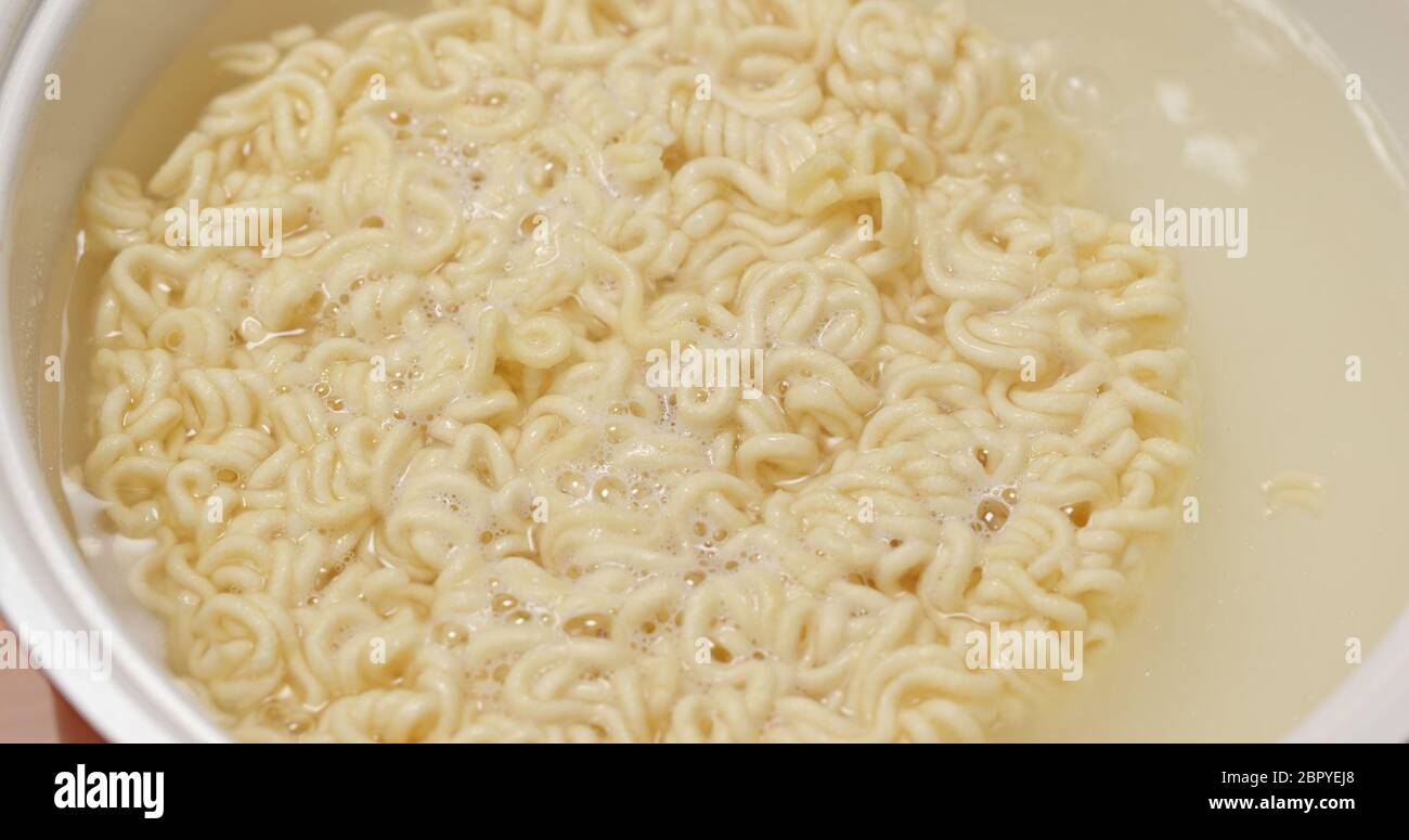 Cooking instant noodles Stock Photo - Alamy