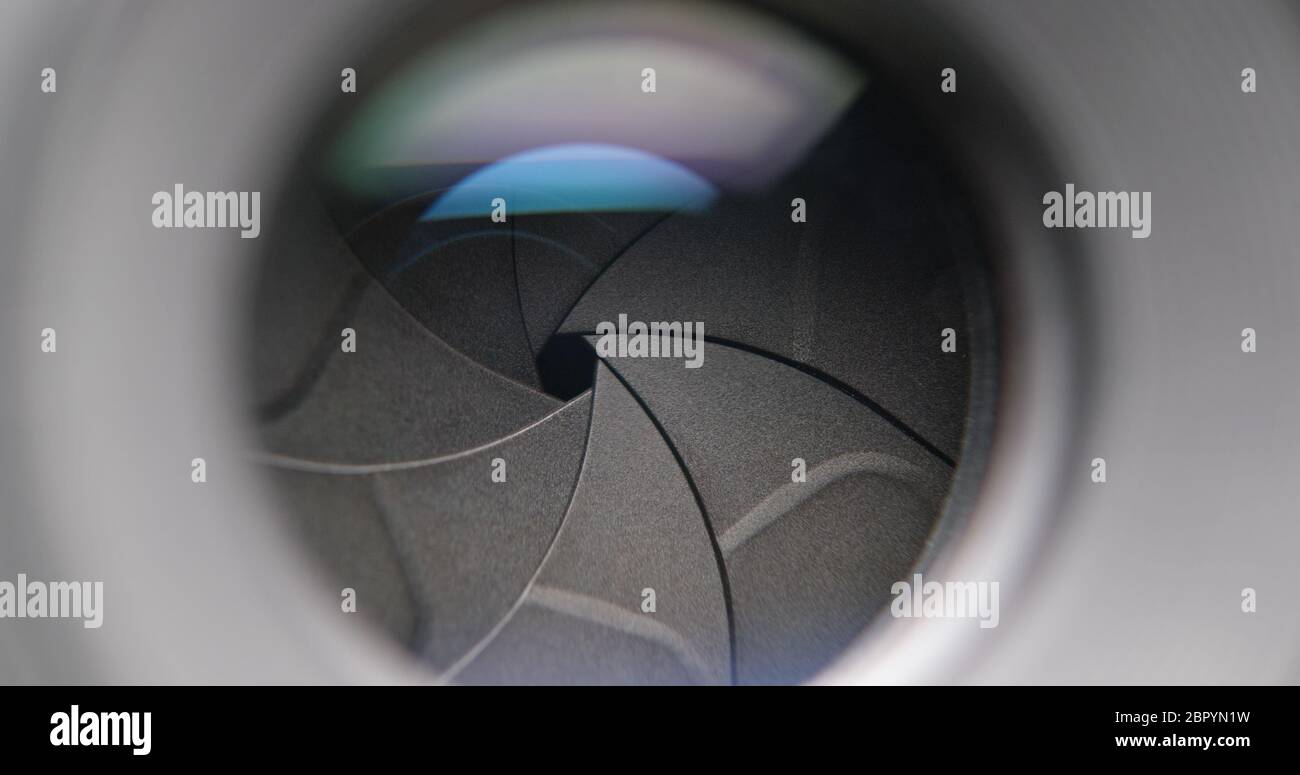 Changing aperture camera lens Stock Photo - Alamy