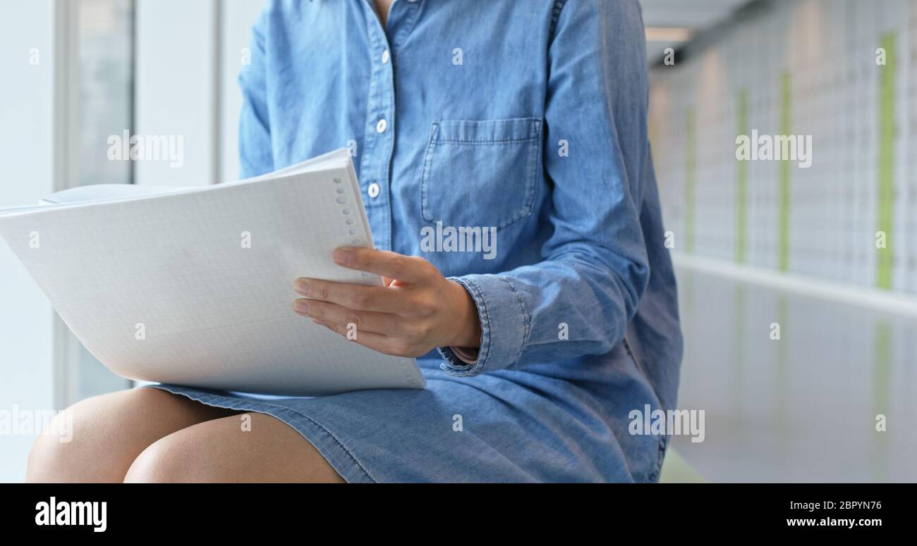 Woman read on the note for revision at school Stock Photo - Alamy
