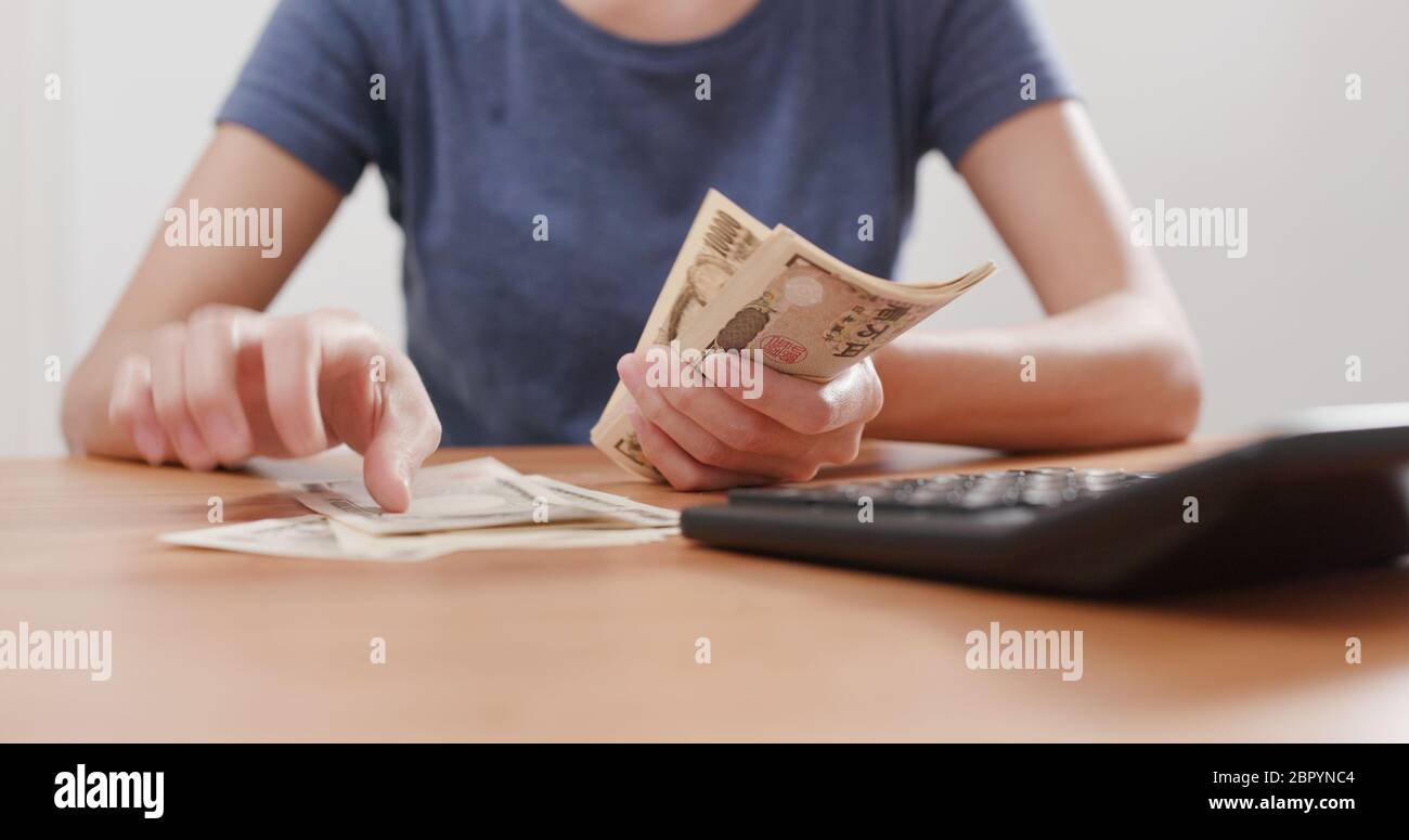 Counting japanese banknotes Stock Photo - Alamy