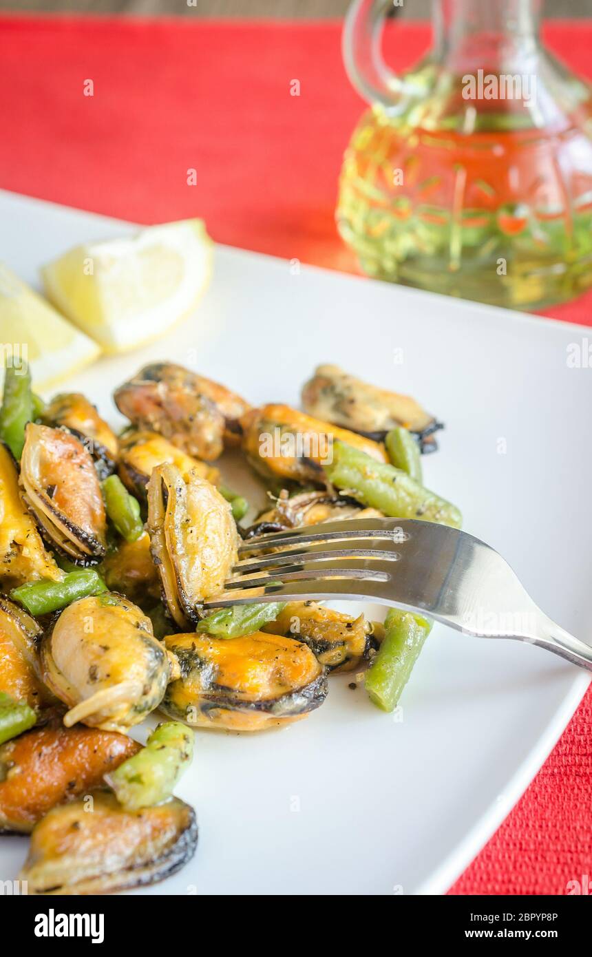 Fried mussels on the pan Stock Photo - Alamy
