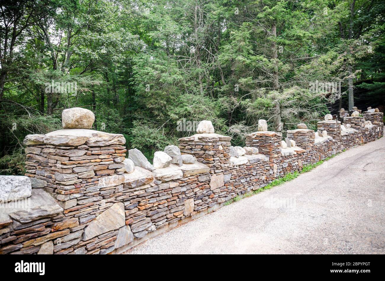 Stone wall new england forest hi-res stock photography and images - Alamy