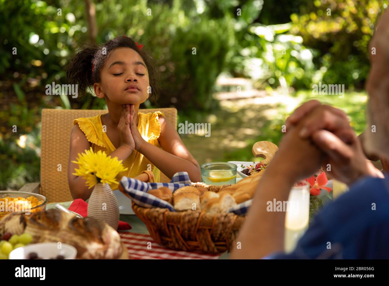 Family eating with hands table hi-res stock photography and images - Alamy