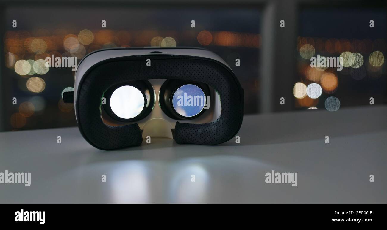 Vr device play video inside hi-res stock photography and images - Alamy